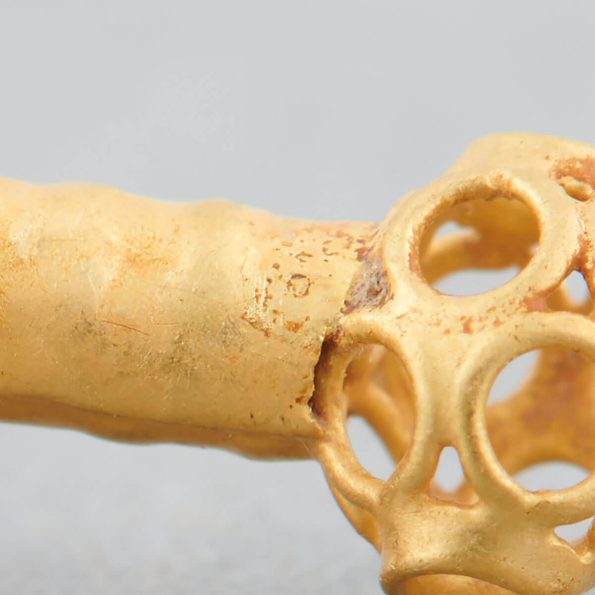 Viking Period Gold & Agate Elf Shot Pendant | RH Jewellers