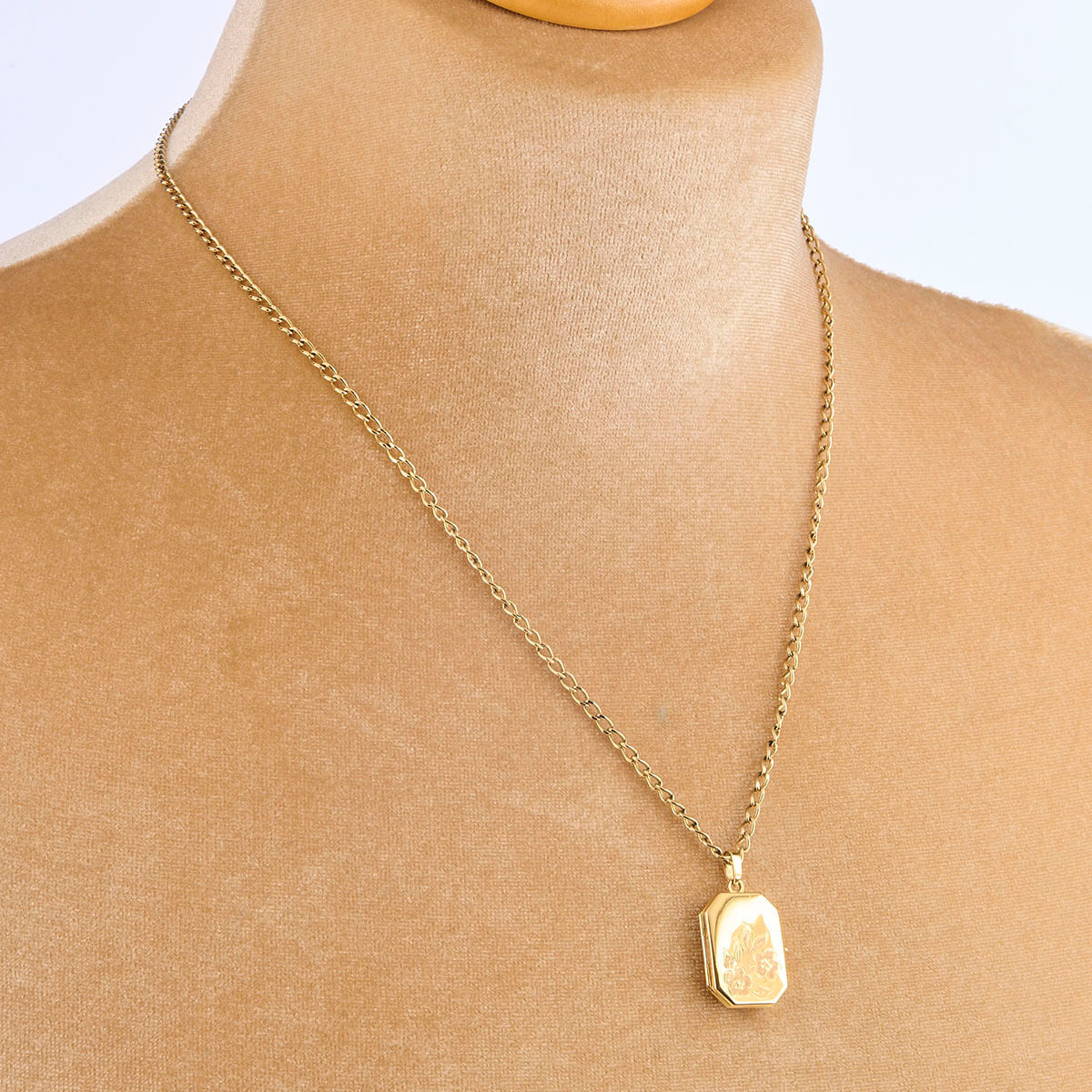 Second Hand 9ct Gold Rectangle Floral Locket | RH Jewellers