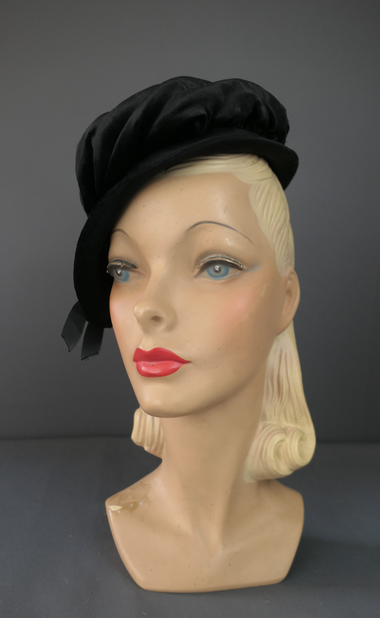 Vintage 1940s Green Velvet Beanie Hat with Feathers, 21 inch head ...