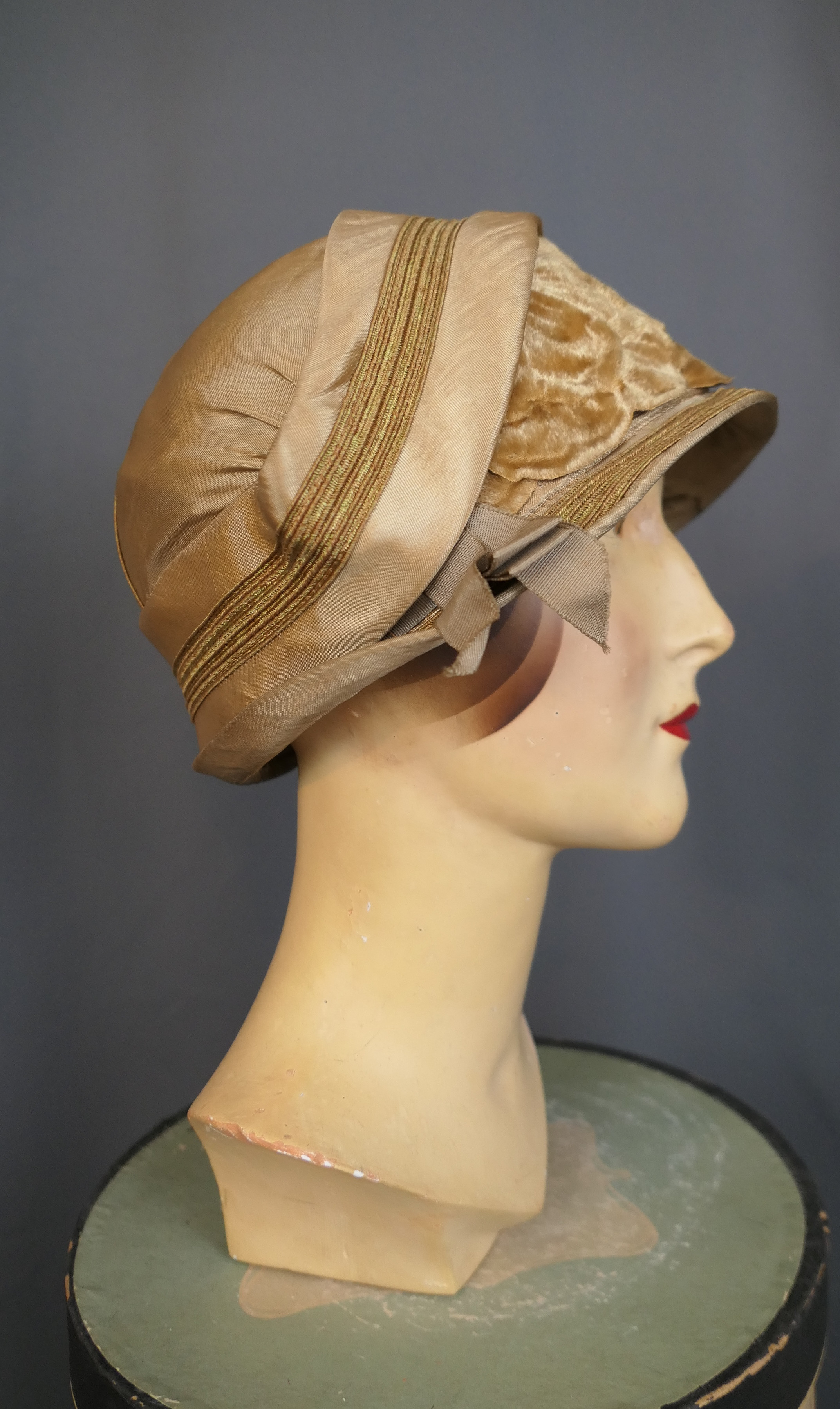 Vintage 1920s Beige Cloche Hat with Velvet Flowers and Straw Trim, 21 ...