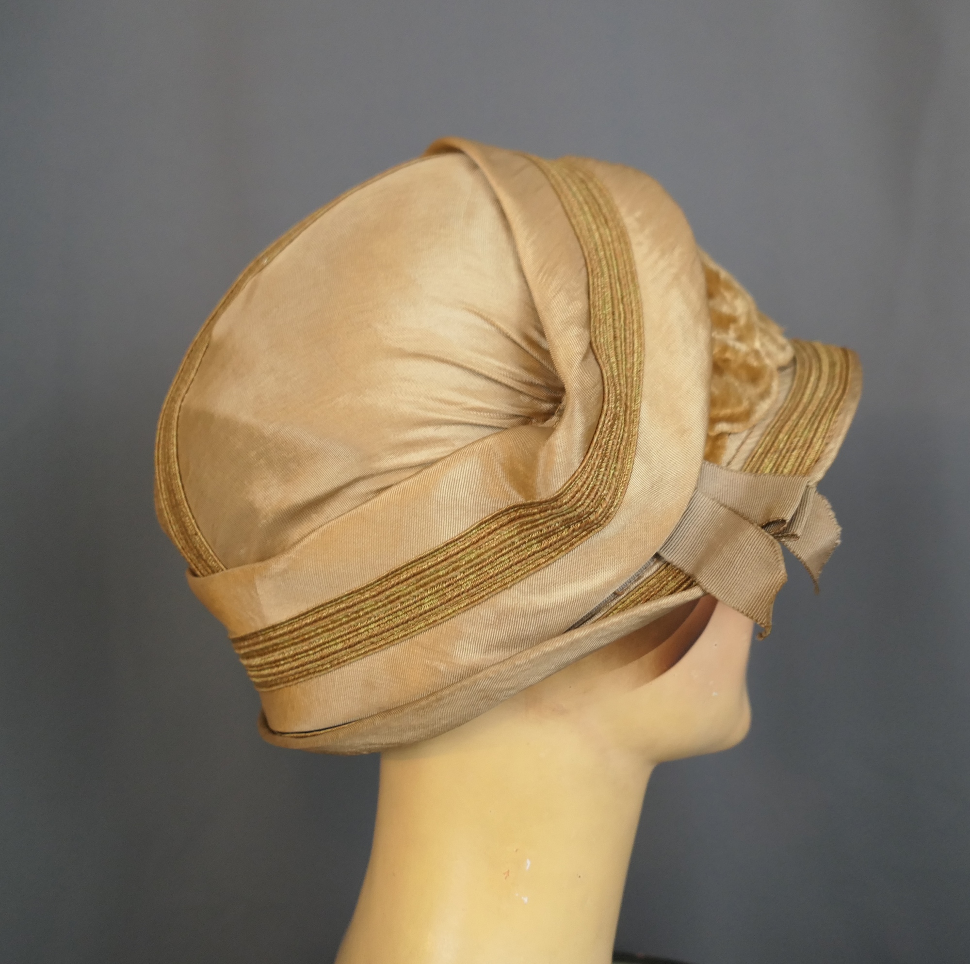 Vintage 1920s Beige Cloche Hat with Velvet Flowers and Straw Trim, 21 ...