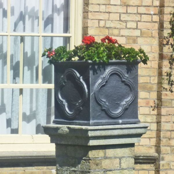 HAMPTON Square | Lead Finished Fiberglass Planters