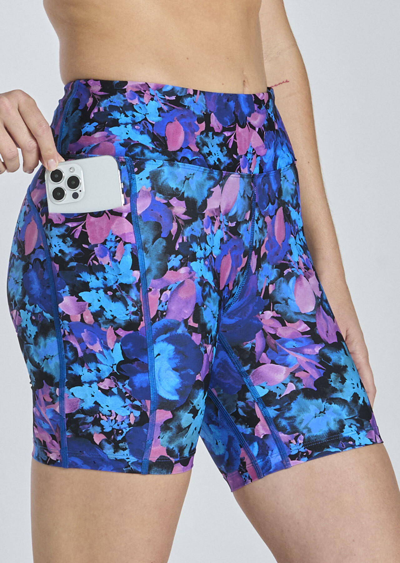 RUN SWIM ACTIVE DUAL POCKET MID-THIGH SHORT - MOON DANCE
