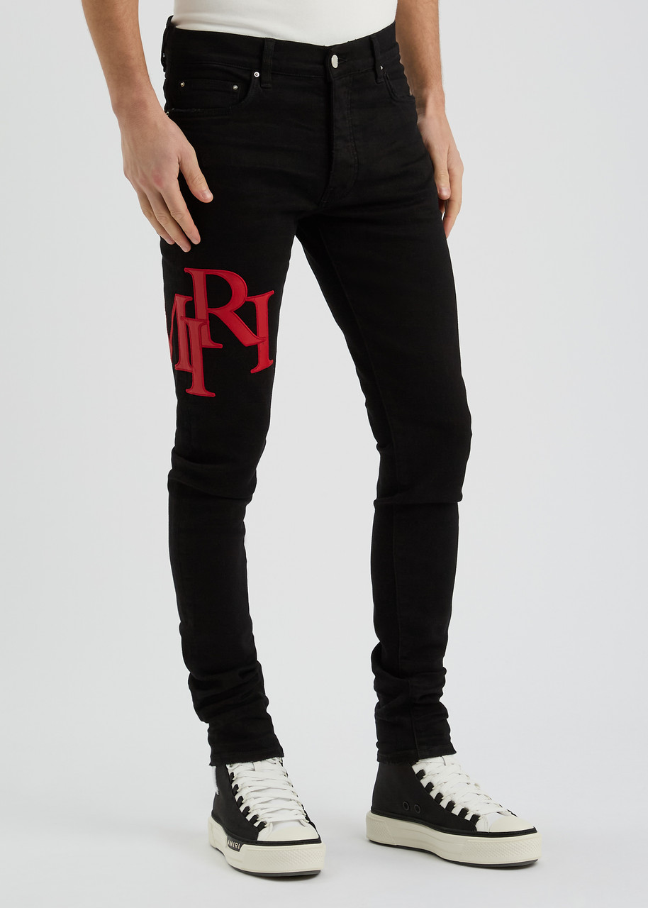 Amiri Staggered Jeans Mit Logo-stickerei In Schwarz | ModeSens