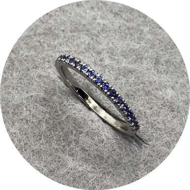 KIN - Ceylon Sapphire Ring, 9ct white gold, 18 x Ceylon Sapphire. Size ...