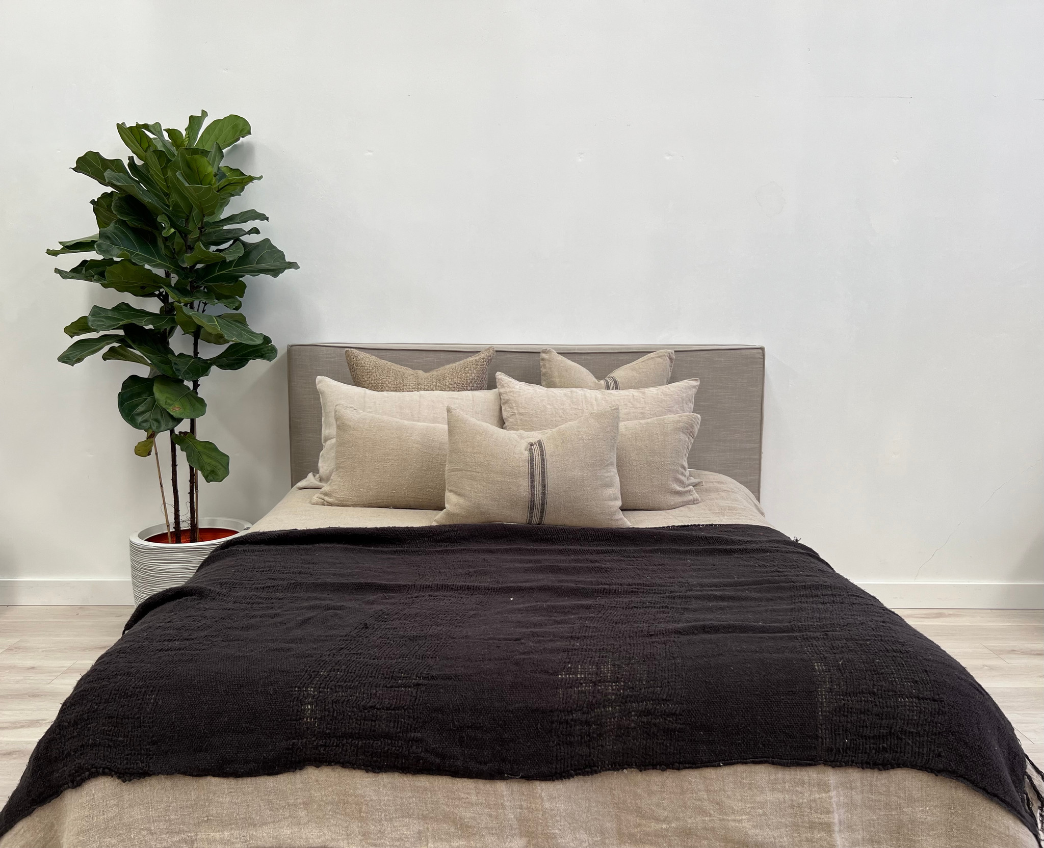 Clover Linen Throw Charcoal 130 x 190 cm - Linens Unlimited