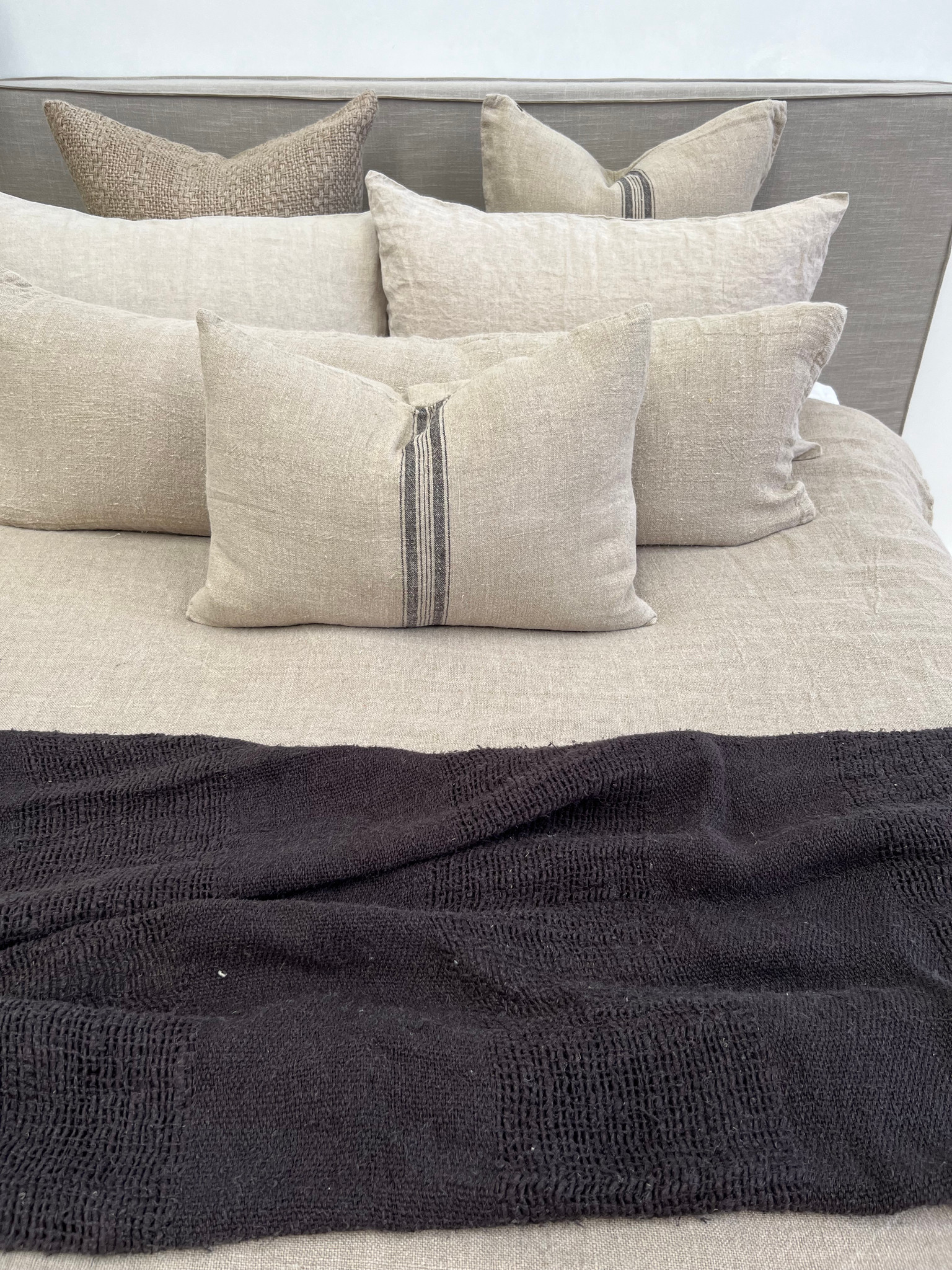 Clover Linen Throw Charcoal 130 x 190 cm - Linens Unlimited