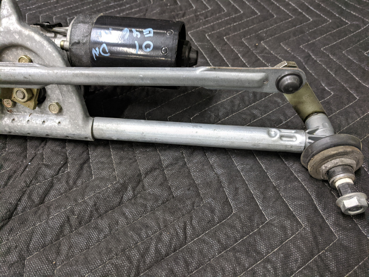 BMW E46 3-Series Windshield Wiper Linkage With Motor Bosch 0390241355 ...