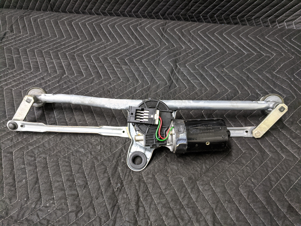 BMW E46 3-Series Windshield Wiper Linkage With Motor Bosch 0390241355 ...