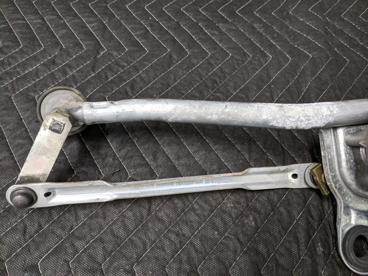 BMW E46 3-Series Windshield Wiper Linkage With Motor Bosch 0390241355 ...