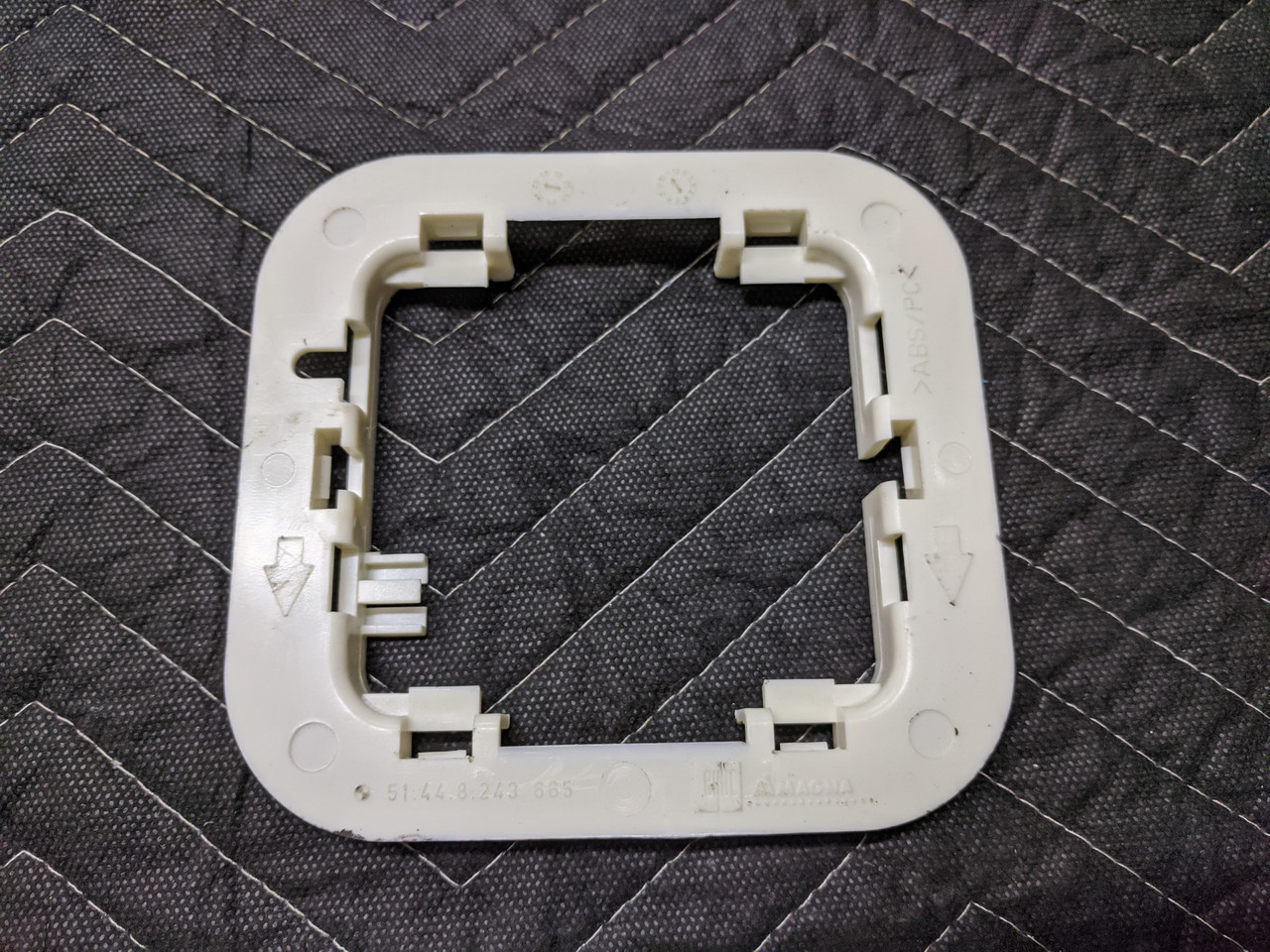 BMW E38/E39/E46 Ultrasonic Alarm Module Bracket Bottom 51448243665