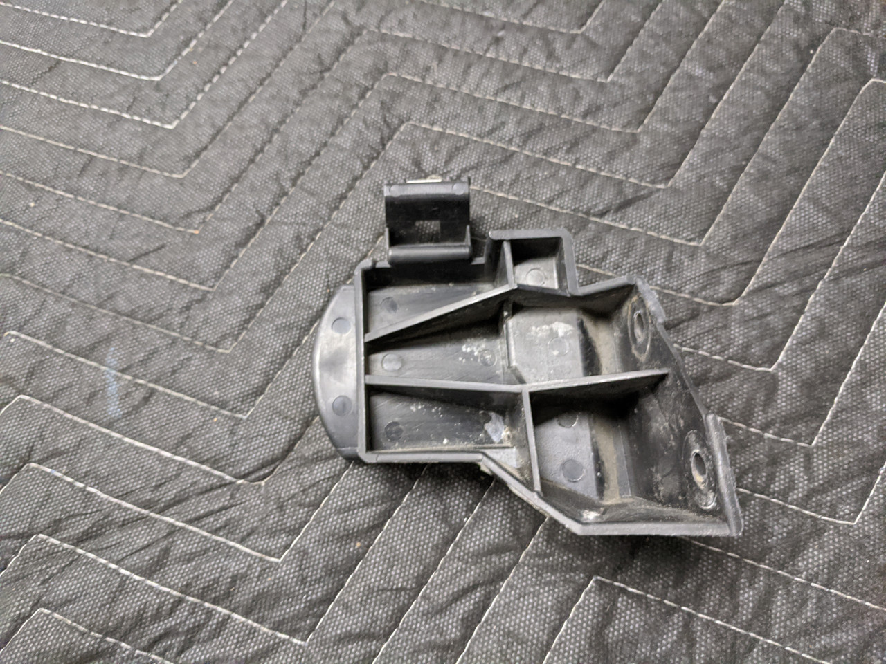 BMW E46 3-Series Rear Bumper Cover Mount Right 51128195322