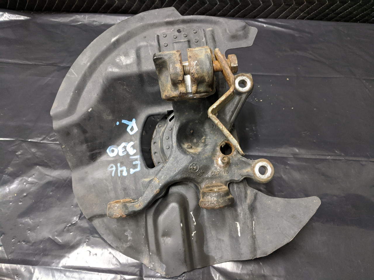BMW E46 3-Series Front Right Steering Knuckle 31211096430