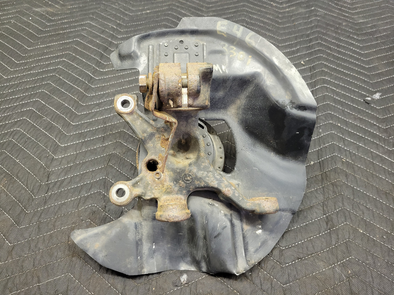 BMW E46 3-Series Front Left Steering Knuckle 31211096429