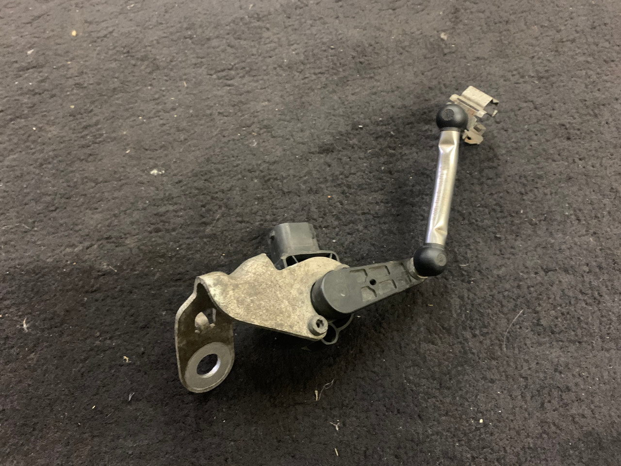 BMW E90 Headlight Level Sensor with Bracket 6785205 - recycleBMWs