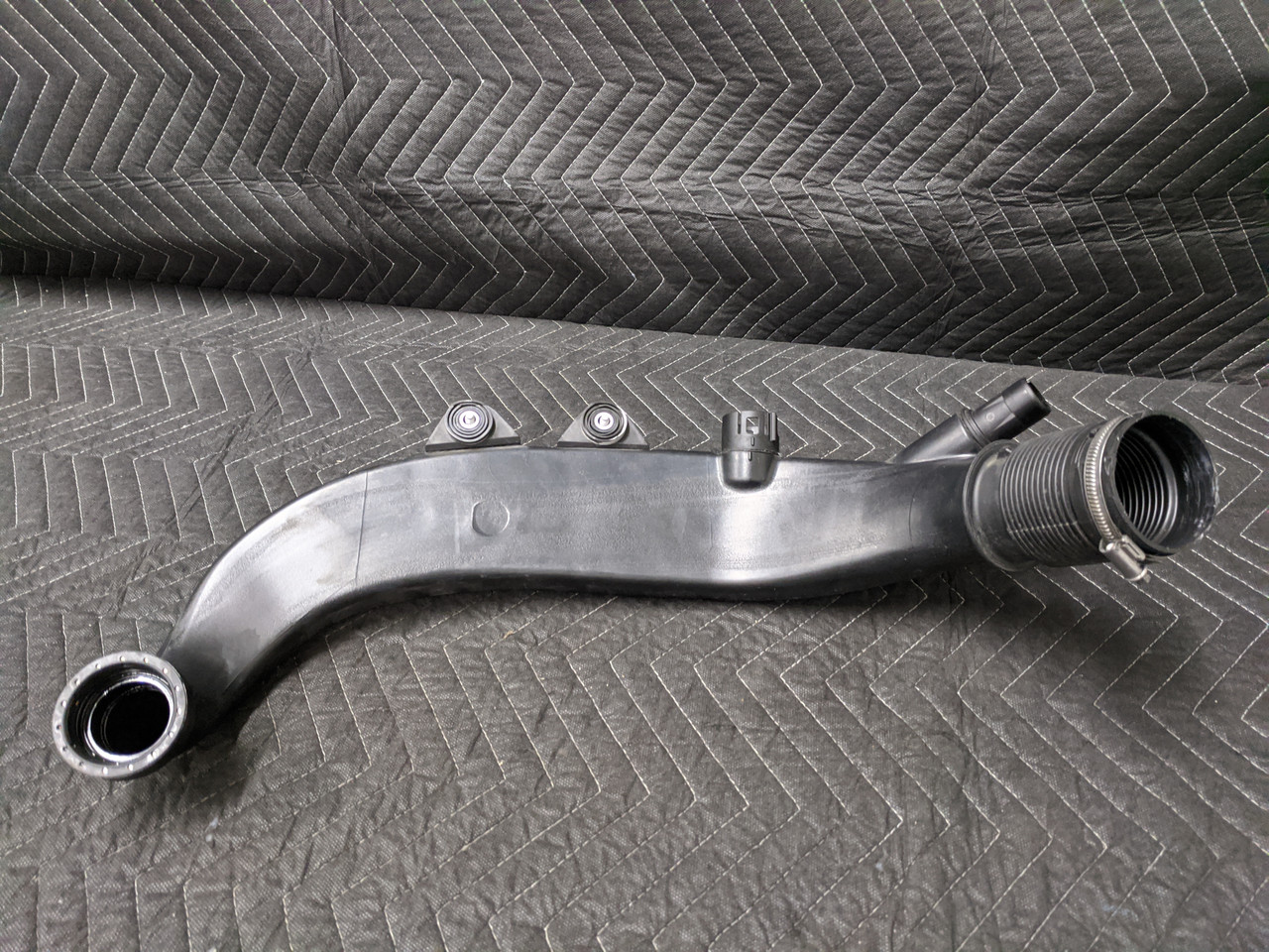 BMW E82/E88/E90/E91/E92/E93 Air Intake Tube 13717556550