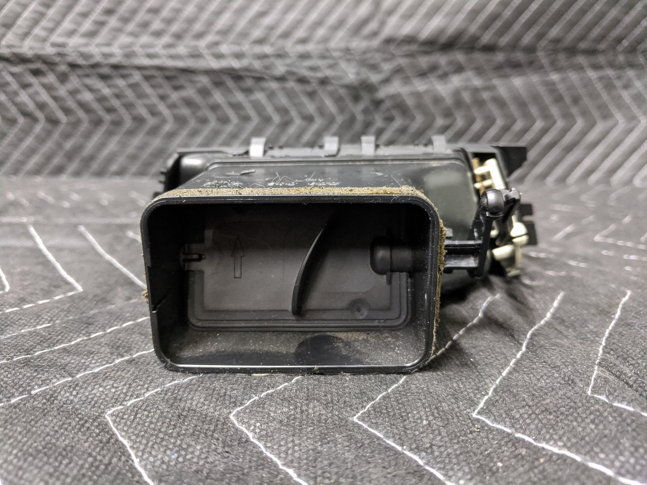 BMW E90/E91/E92/E93 M3 Fresh Air Grille Left 64229130459