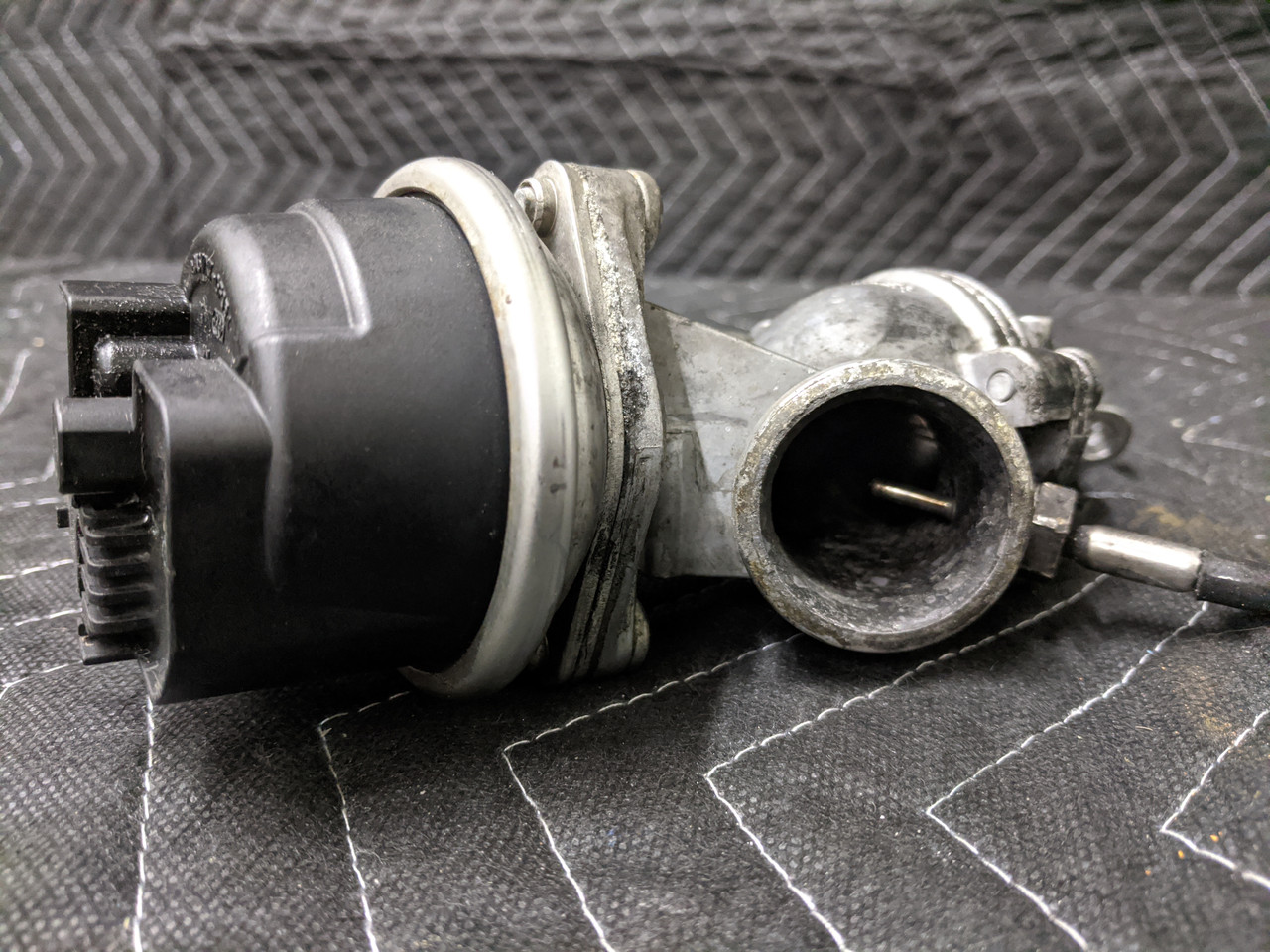 BMW E70 X5 Exhaust EGR Valve Recirculation Unit 11717807928