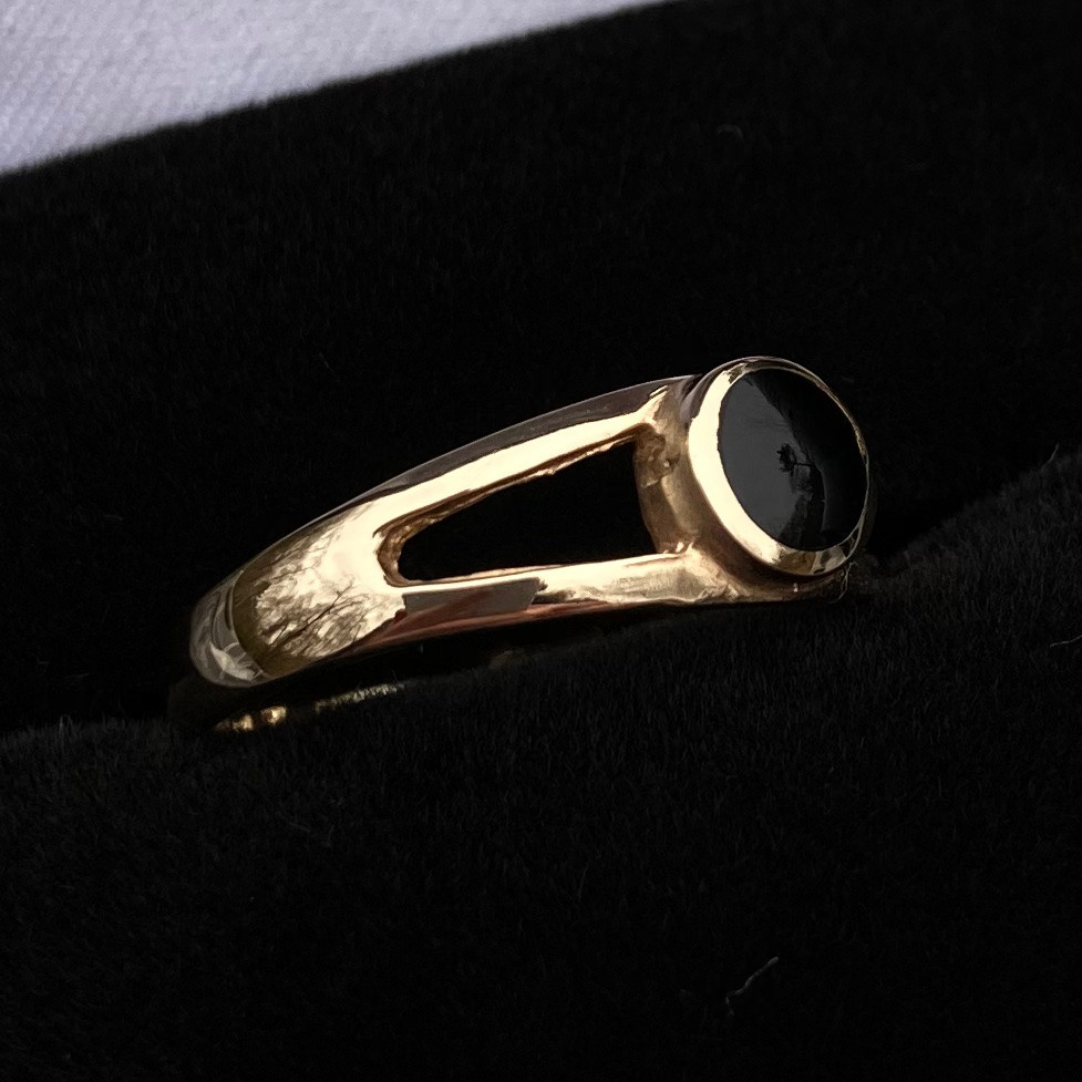 Whitby Jet 9ct Yellow Gold Round Split Shoulder Ring 582GR - Aurora Jet