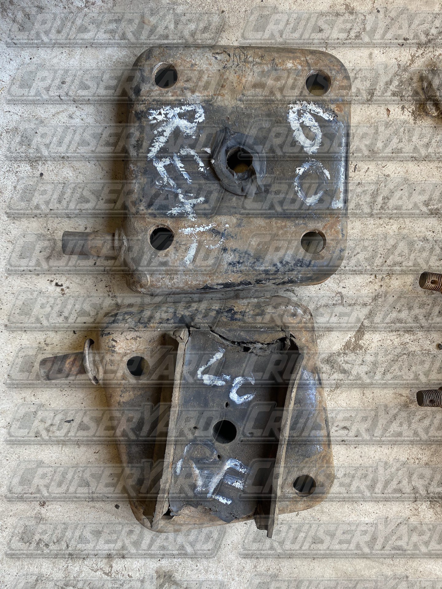 60 Series, Set of Rear Spring Seat/Perch - CruiserYard