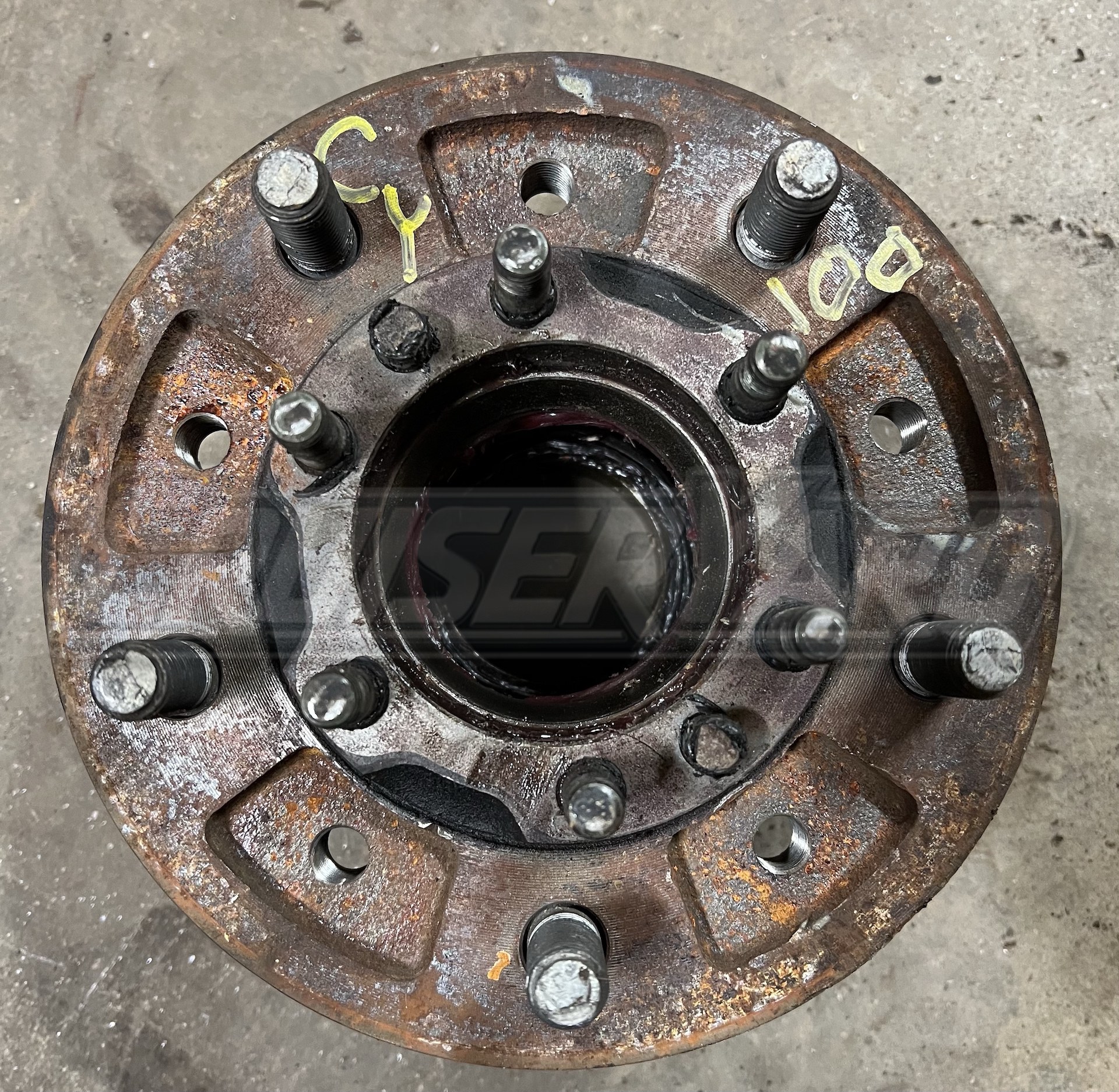 Toyota Land Cruiser UZJ100 LX470 OEM Front Axle Hub 43503-69015
