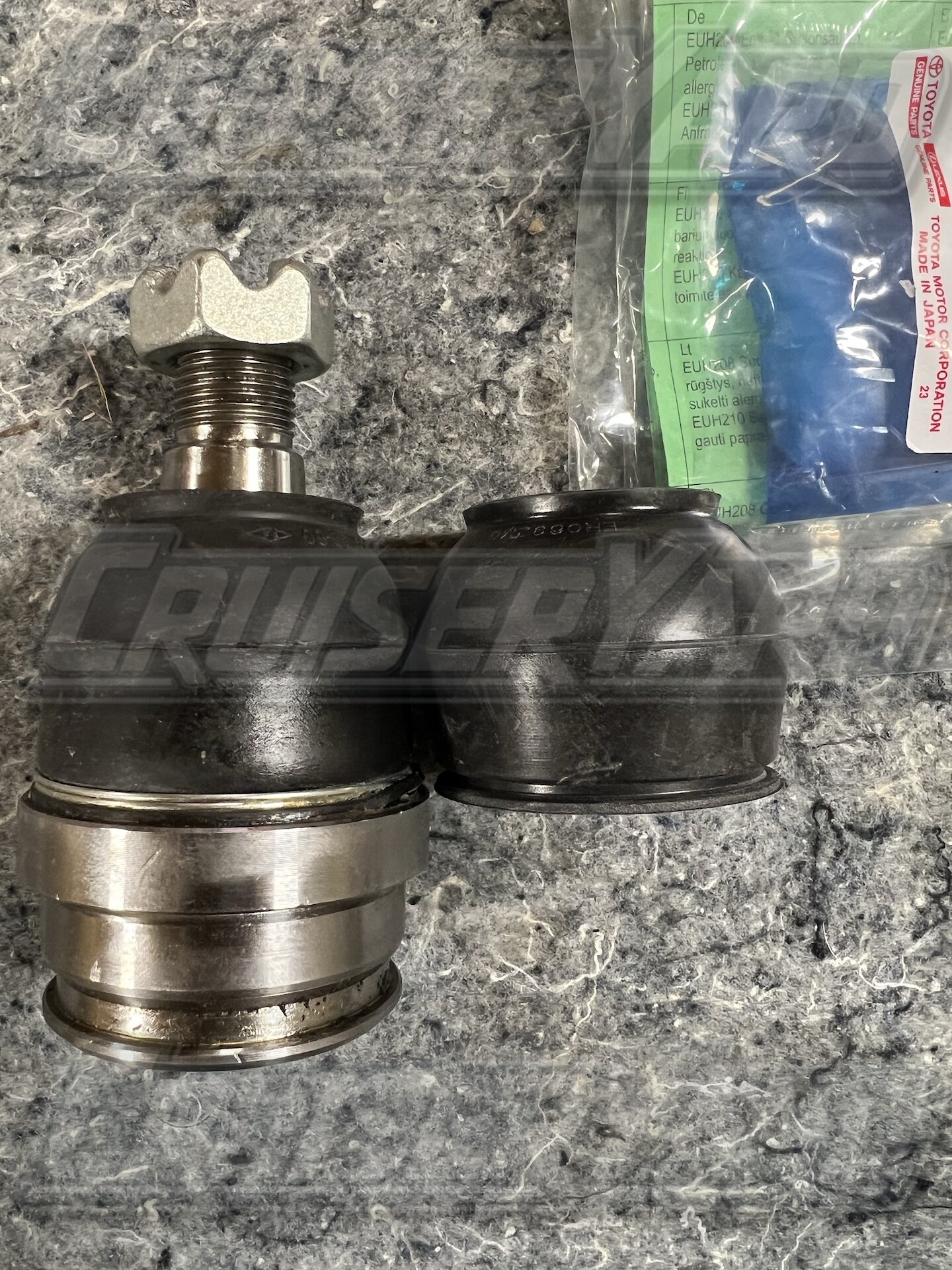 New Toyota Land Cruiser UZJ100 LX470 OEM Lower Ball Joint Cover 43345-69015