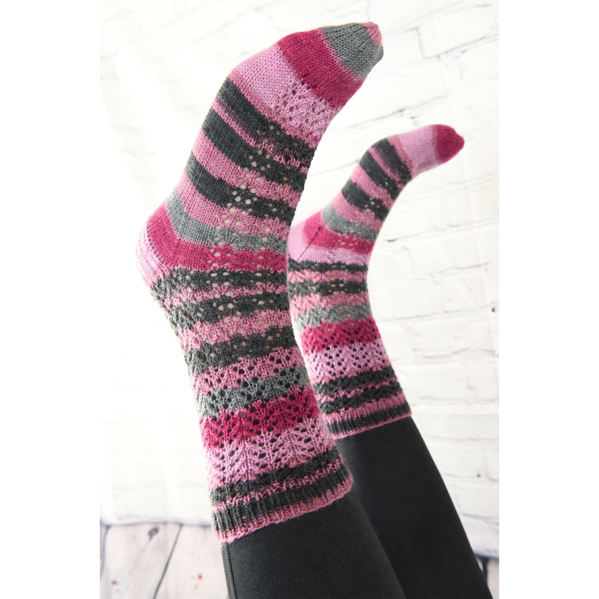 Heritage Prints Simple Lace Sock Pattern FW299