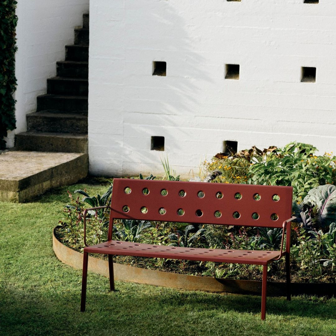 Balcony Lounge Bench with arms | HAY
