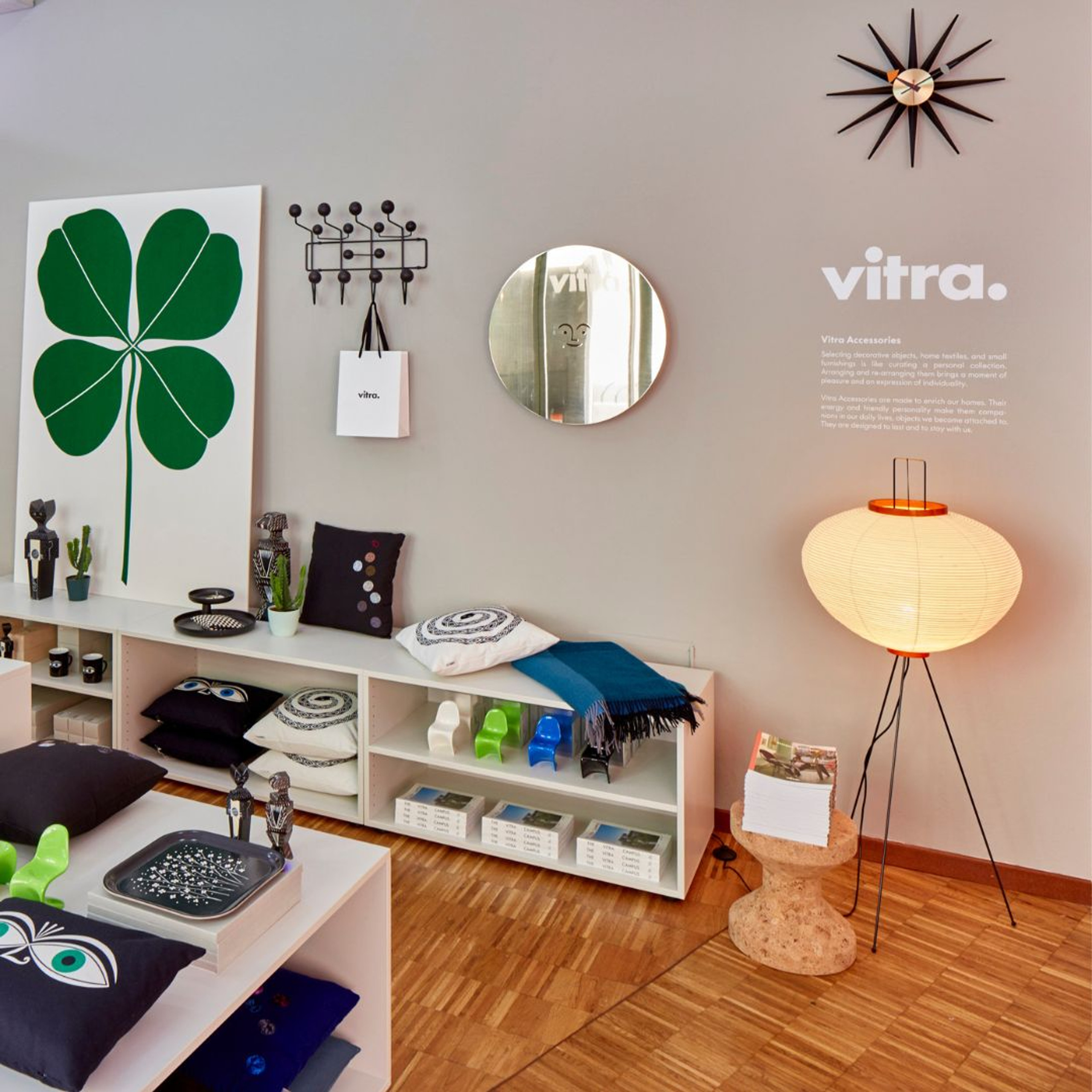 Akari 10A Floor Lamp | Vitra