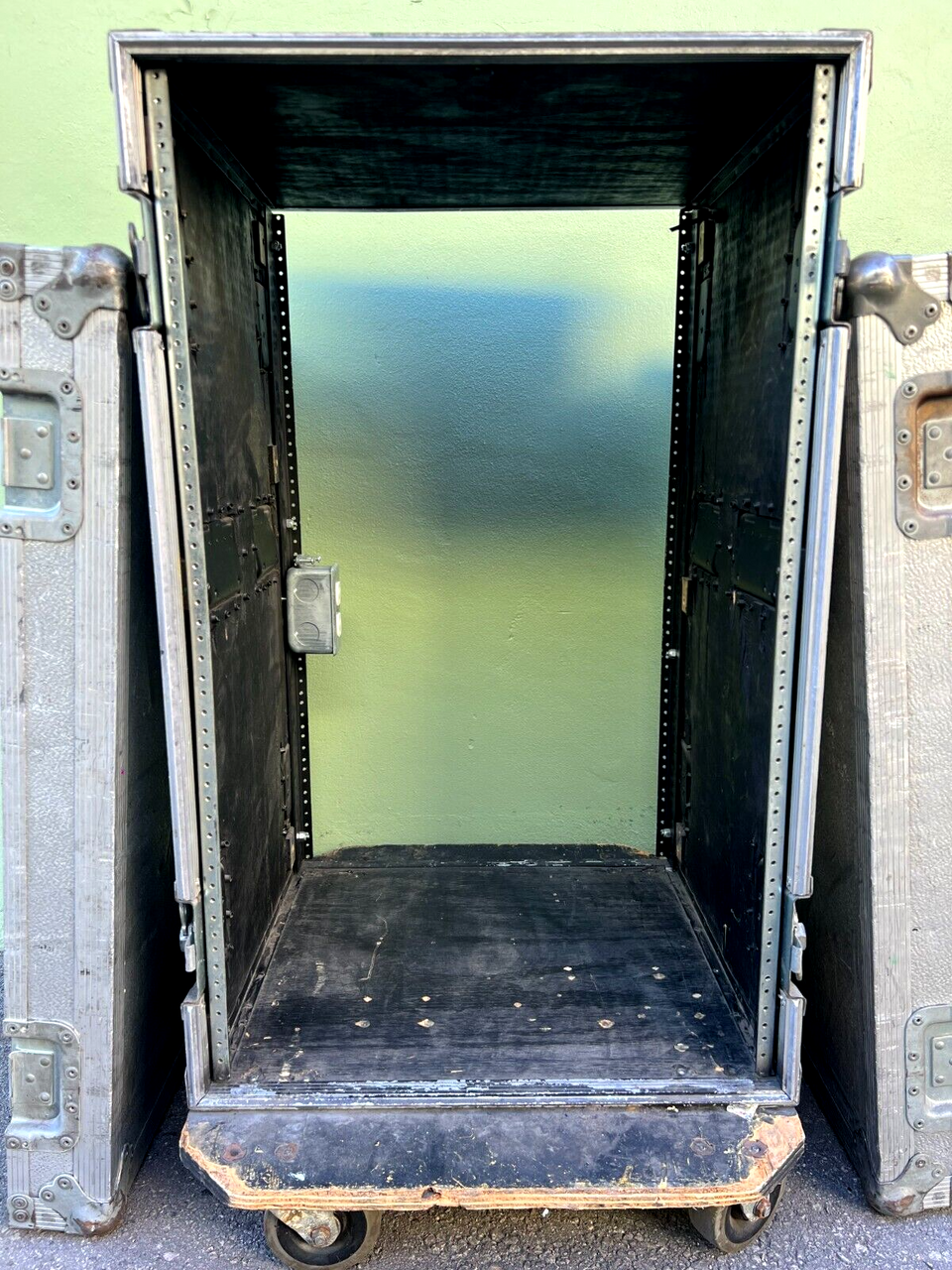 Sessions 18 Space W/Power Outlet Case On Wheels -04028 (One) - True ...