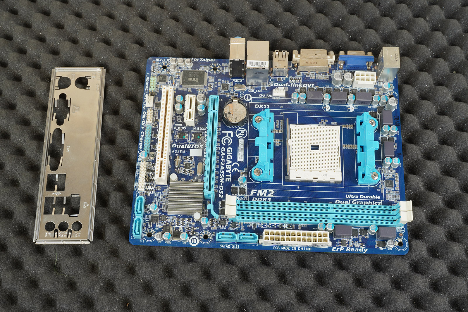 GA-F2A55M-DS2 Gigabyte Motherboard Socket FM2+ Blue System Board