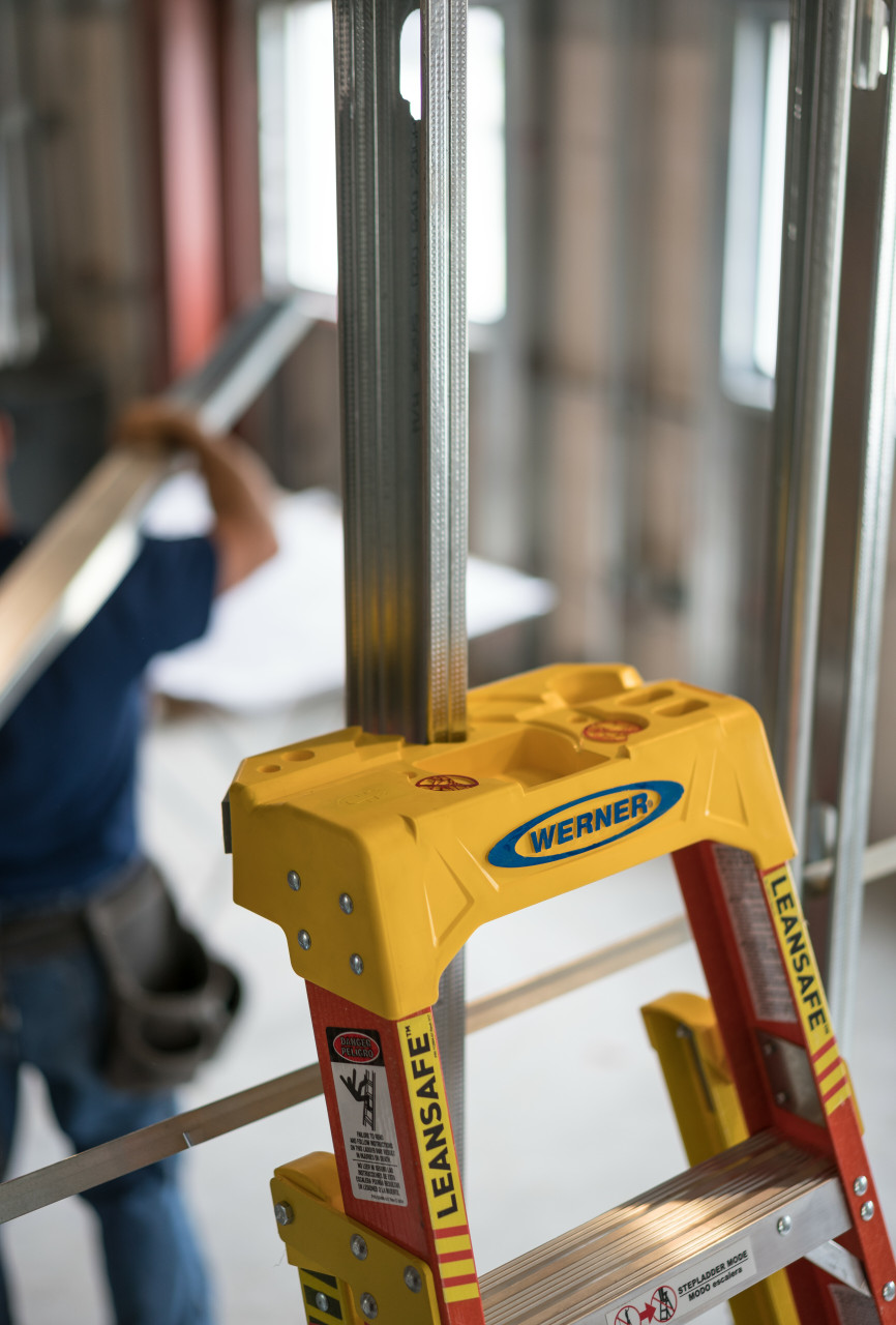 Werner L6200 Series // Fiberglass LEANSAFE Stepladder / 300 lb. Rating ...