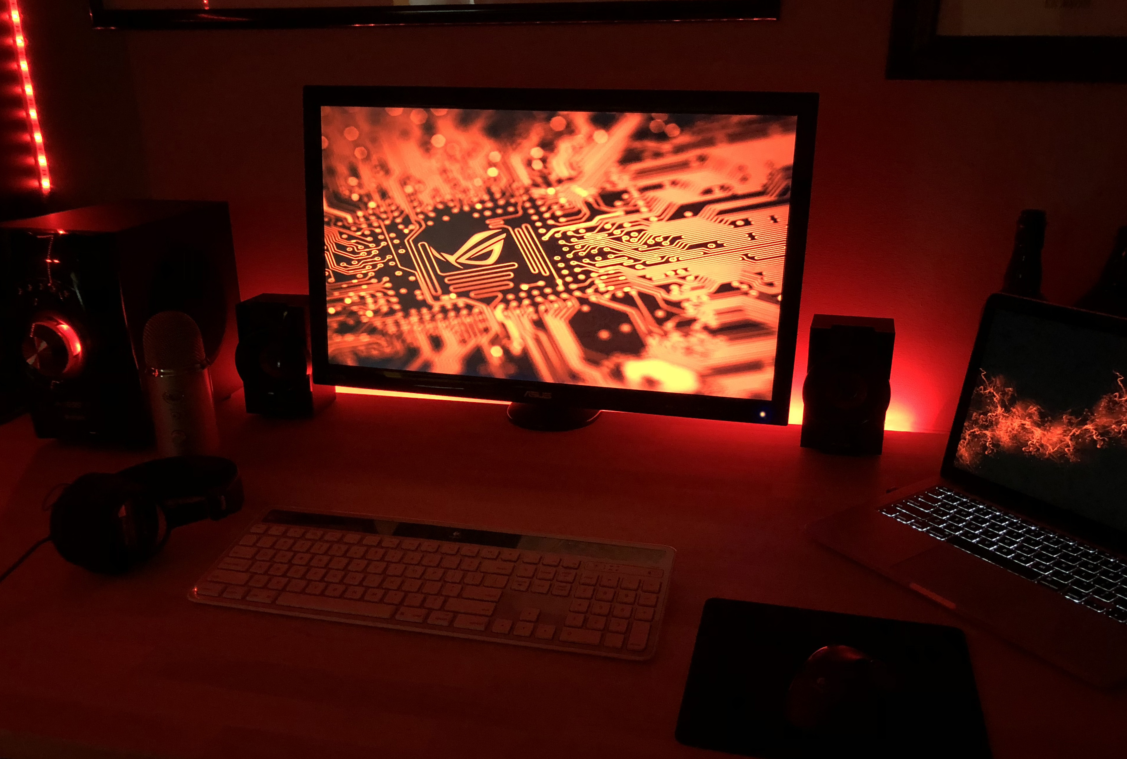 Best PC Gaming Accessory: Monitor Mounts - ECHOGEAR