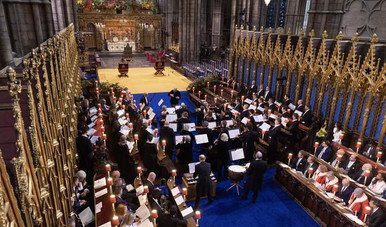 39713047-Sir John Eliot Gardiner conducting the English baroque soloist ...