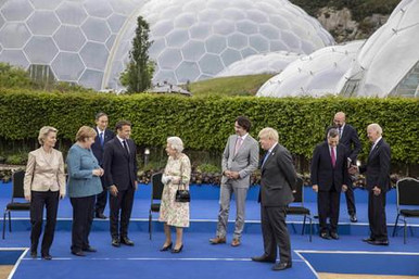 39308122-The Queen at the centre of the group photo of the G7 leaders ...
