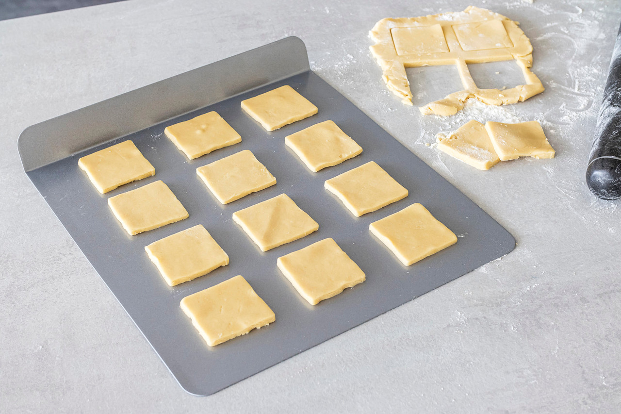 KitchenCraft Non-Stick Baking Sheet with Raised Edge, Steel, 33.5 x ...