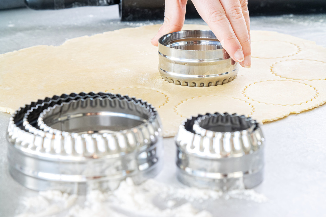 KitchenCraft Set of Six Double Edged Biscuit / Pastry Cutters ...