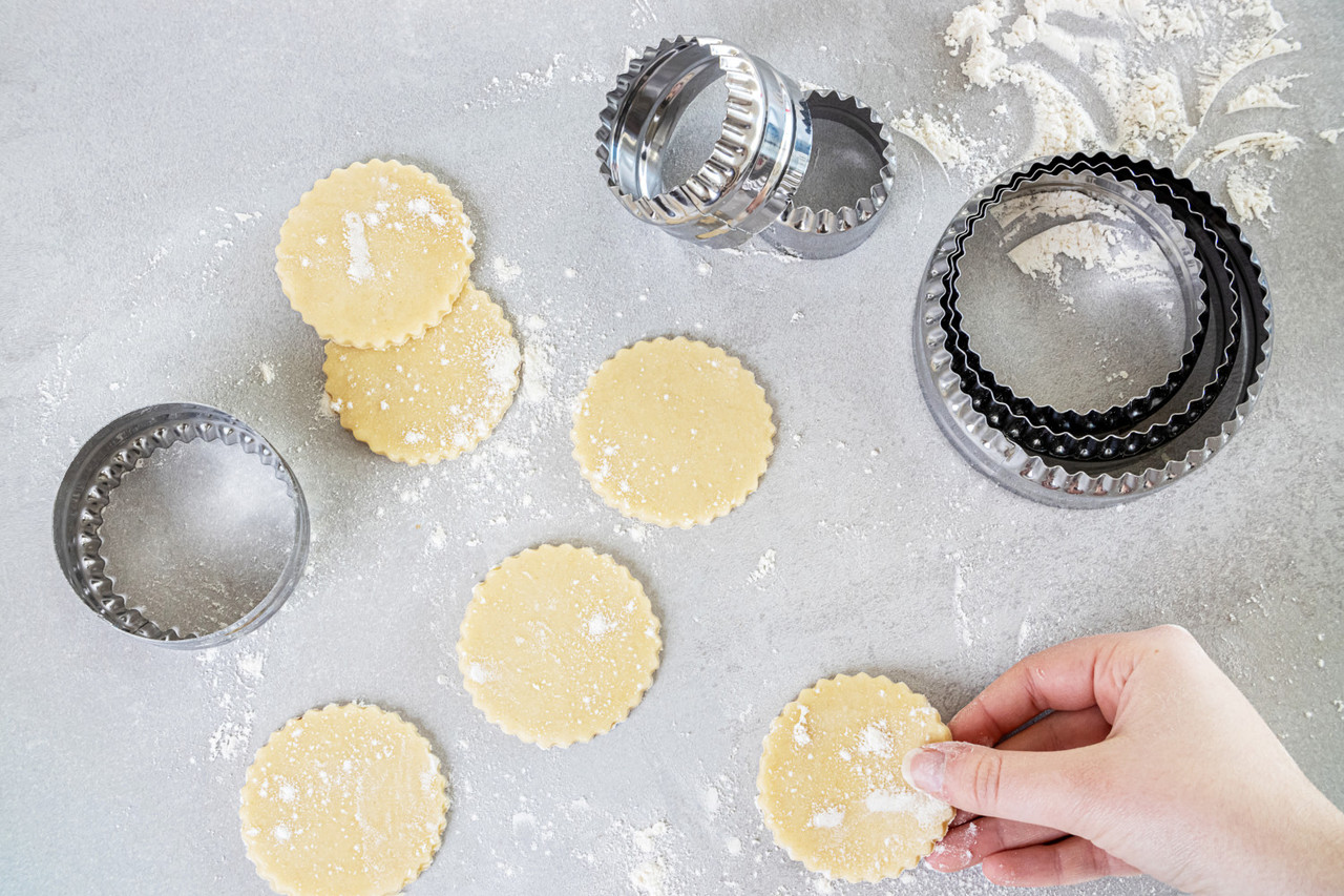 KitchenCraft Set of Six Double Edged Biscuit / Pastry Cutters ...