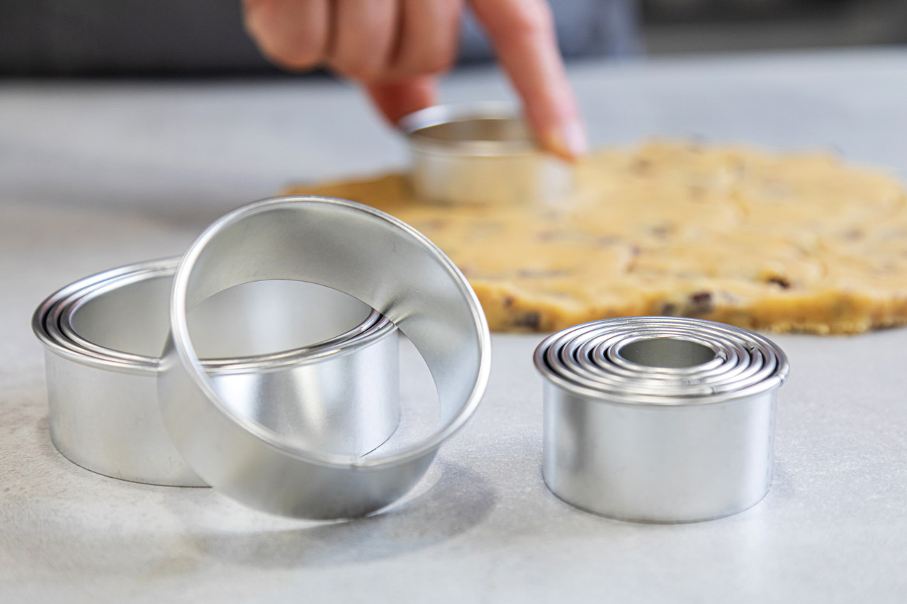 KitchenCraft Eleven Round Plain Pastry Cutters With Metal Storage Tin ...