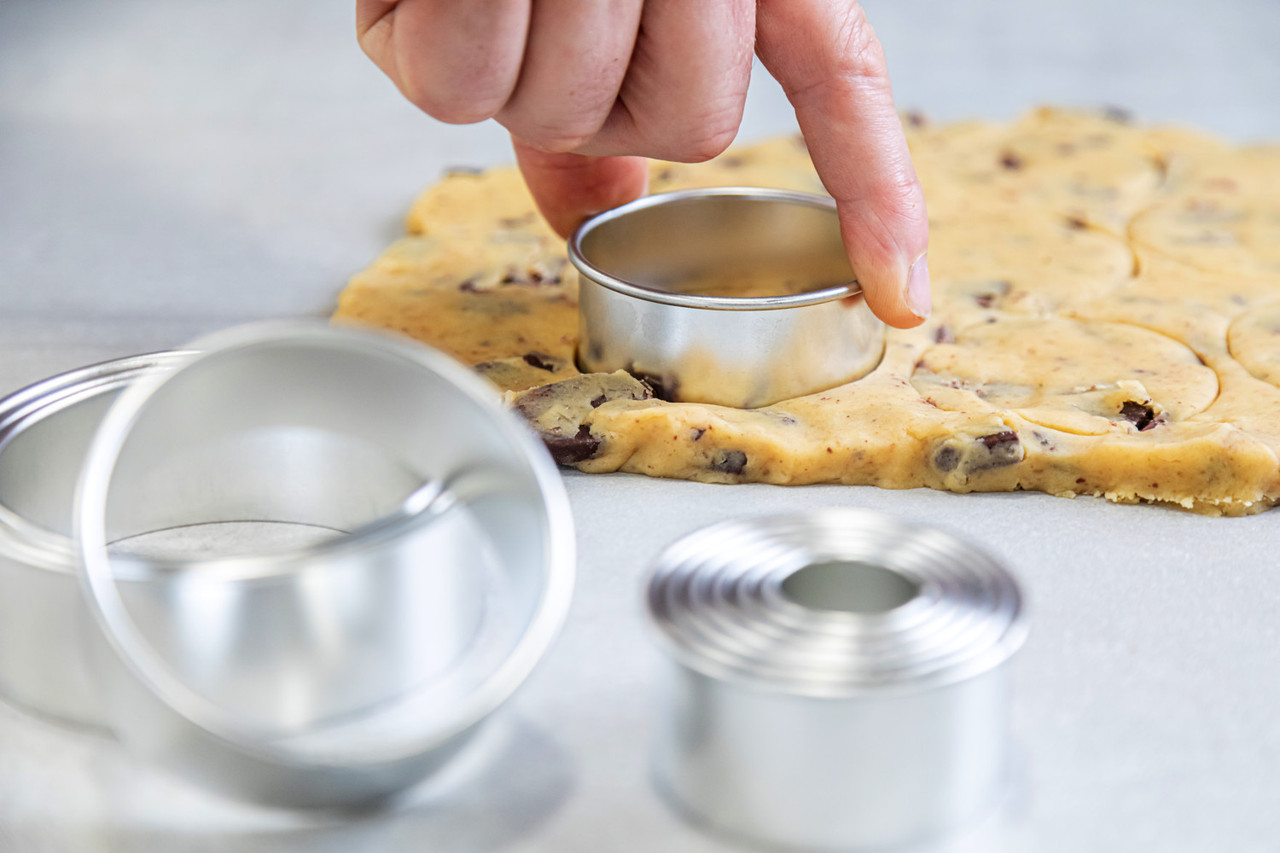 KitchenCraft Eleven Round Plain Pastry Cutters With Metal Storage Tin ...