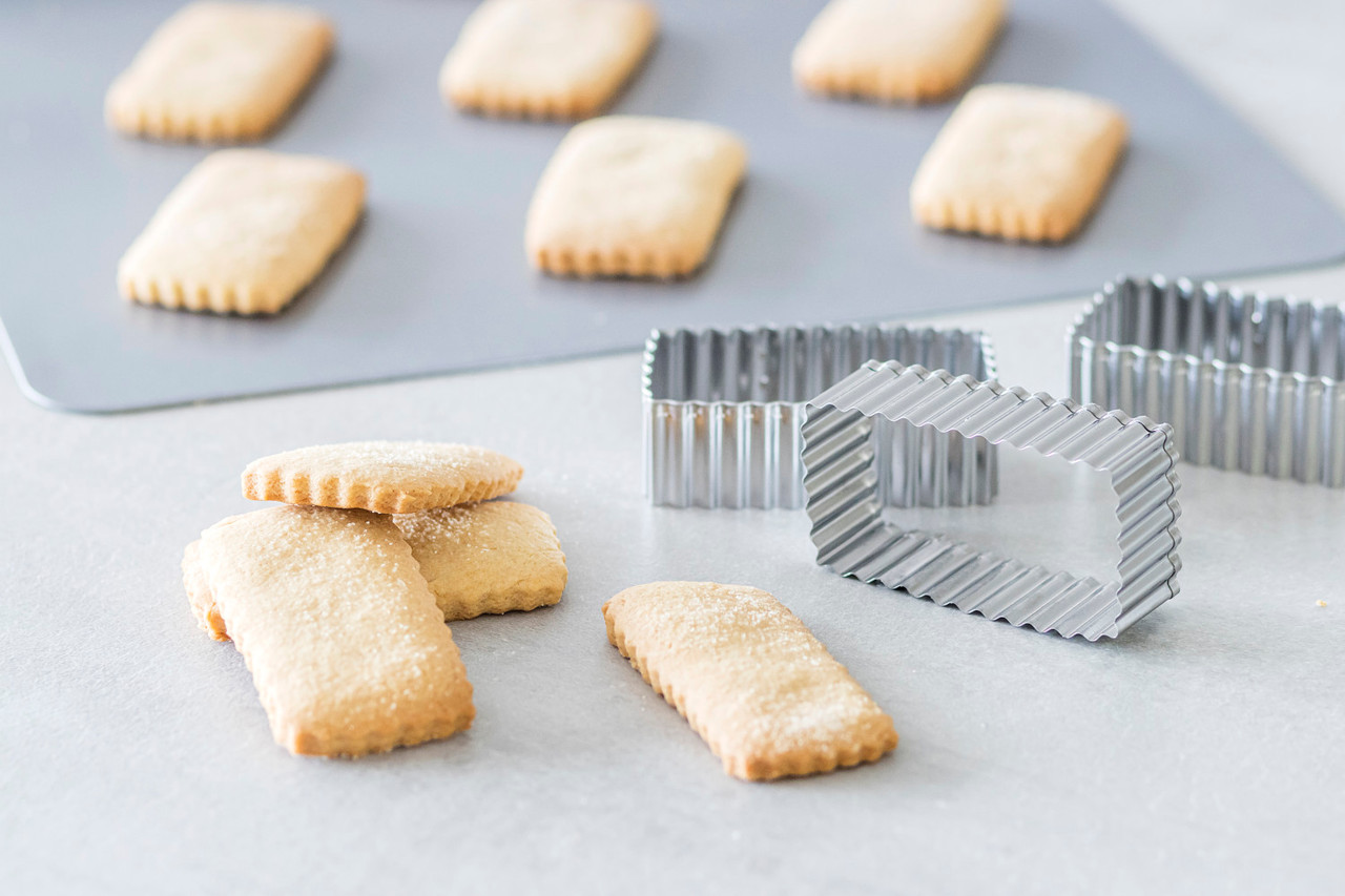 KitchenCraft 8cm Fluted Rectangular Cookie Cutter - Lifetime Brands Europe