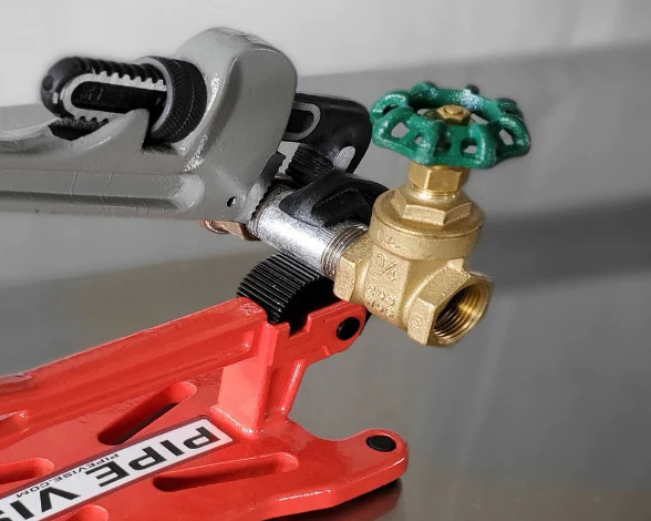 Supco PV01 Bigfoot Portable Steel Pipe Vise 1.5" Capacity