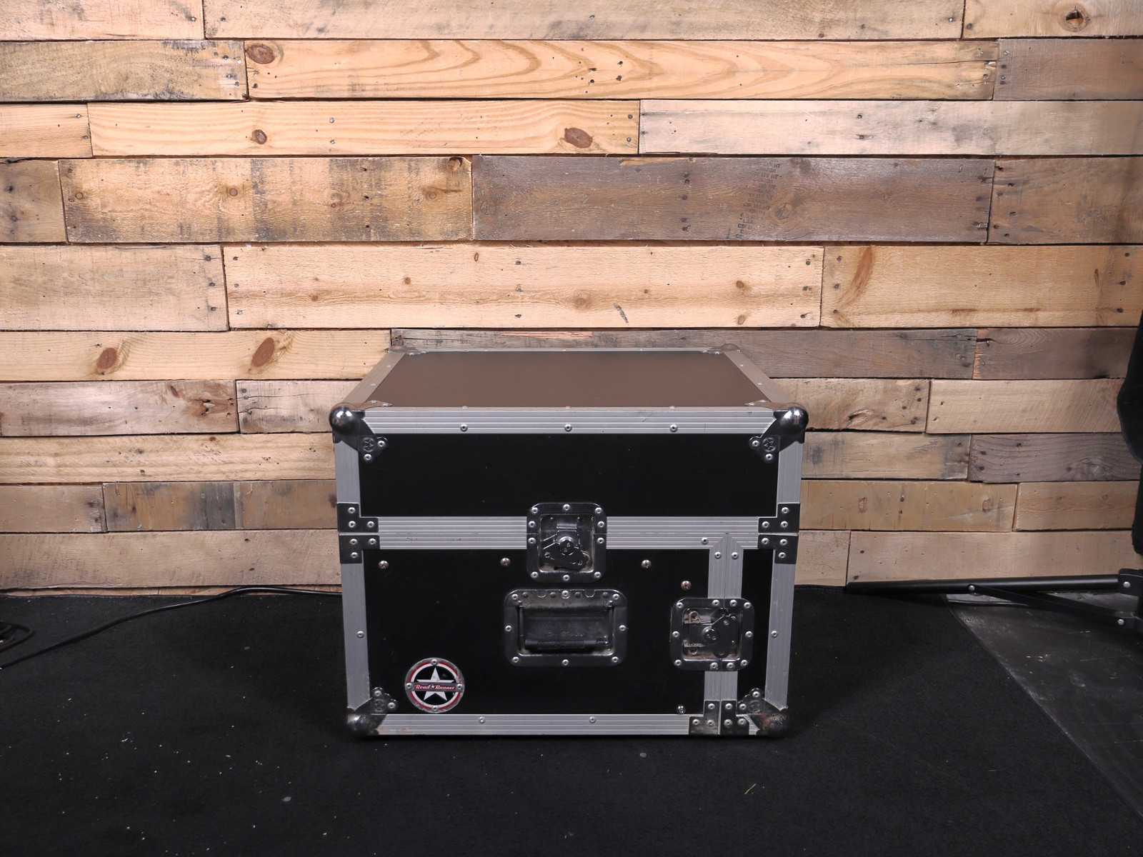 Road Runner Slant Mixer Rack Case w/ Vertical Rack "Good Condition"
