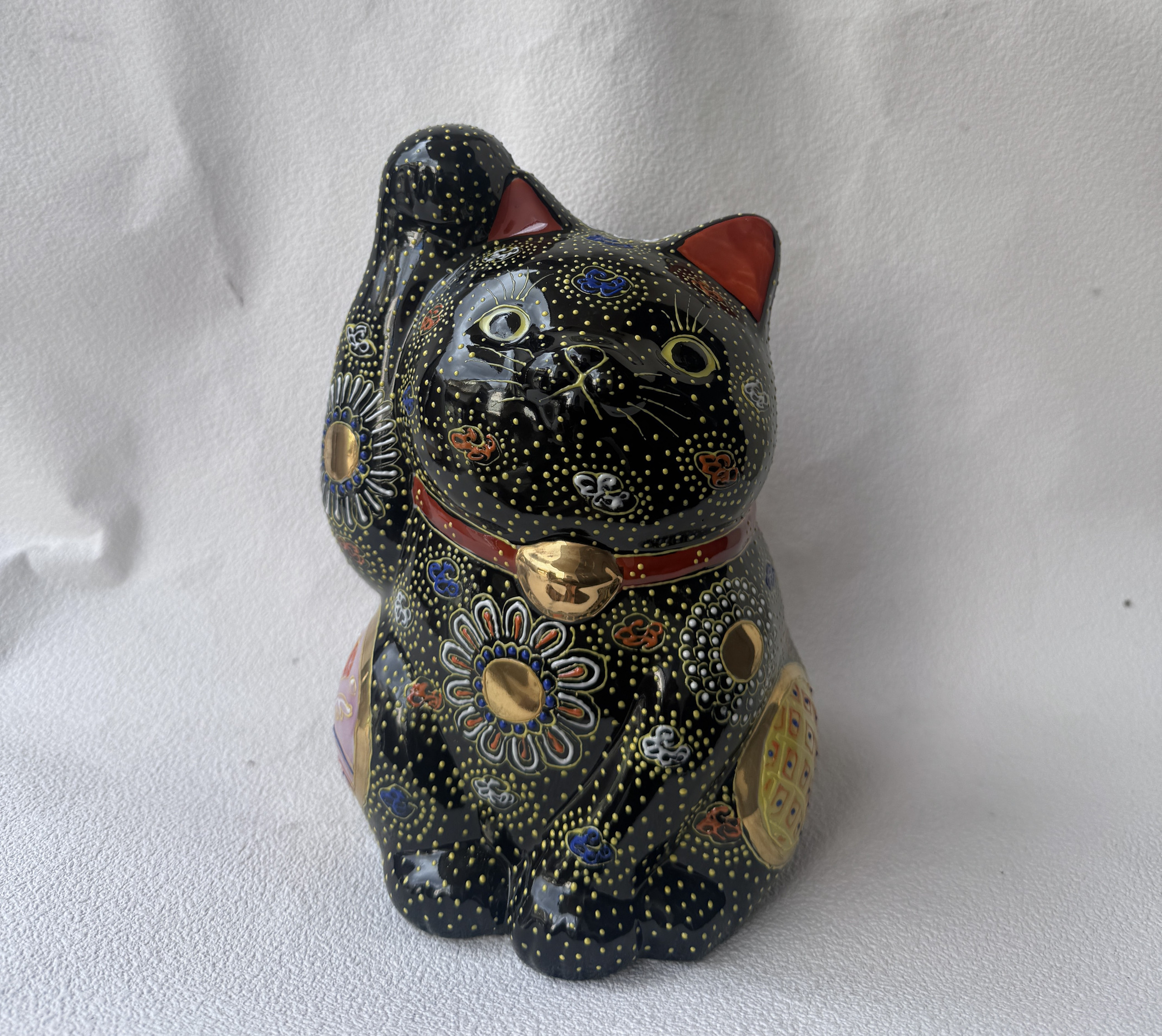 Maneki neko Japanese Lucky cat Kutani yaki porcelain Mori Komon pattern ...