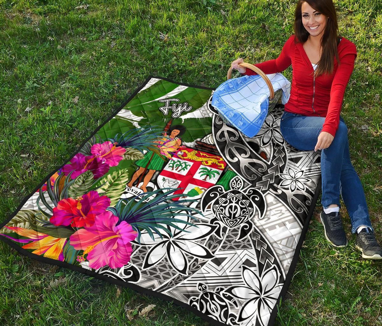 Fiji Premium Quilt White Turtle Plumeria Banana Leaf Crest