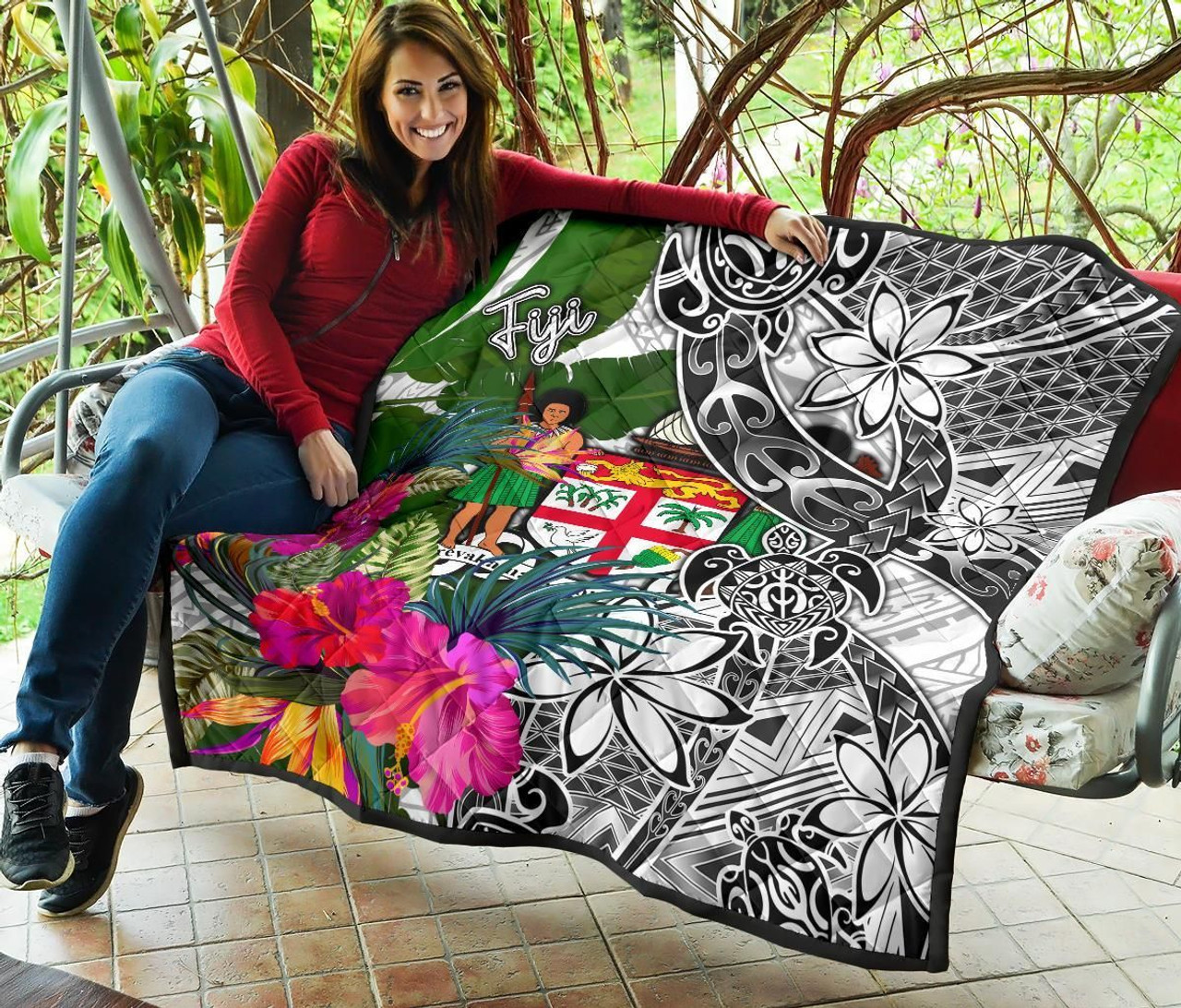 Fiji Premium Quilt White Turtle Plumeria Banana Leaf Crest