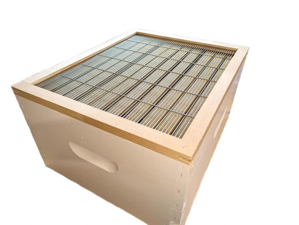 10-Frame Wood Bound Metal Queen Excluder for Langstroth Hives | Lappe's ...