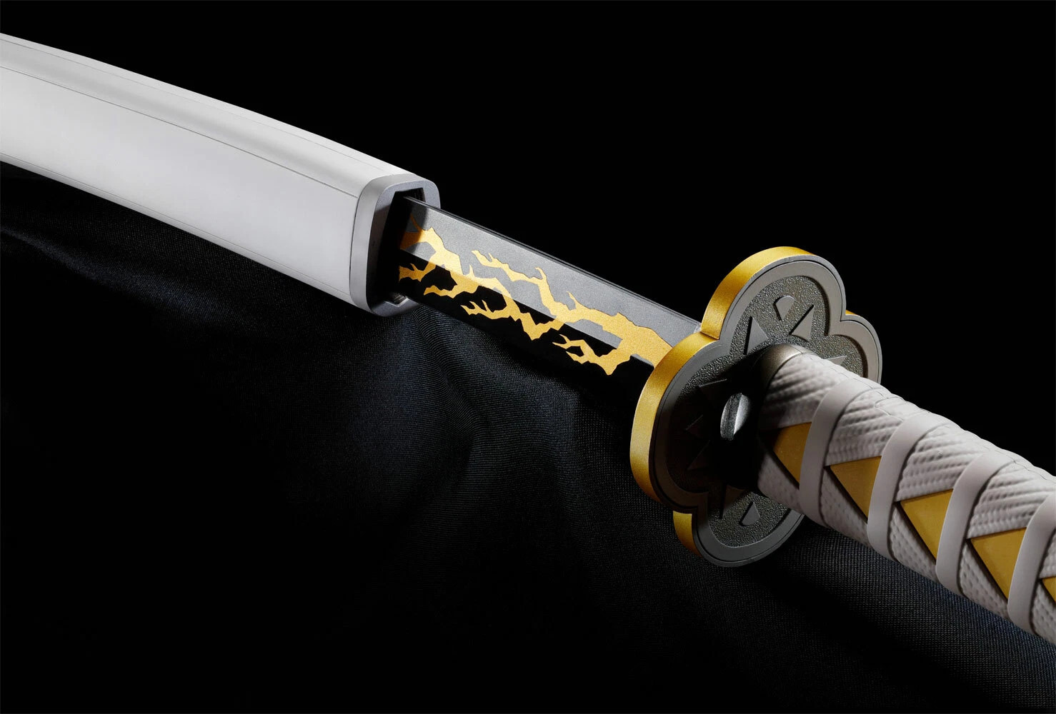 Bandai 62107 1:1 Scale Bandai Giyu Tomioka Sword Replica - Demon Slayer ...