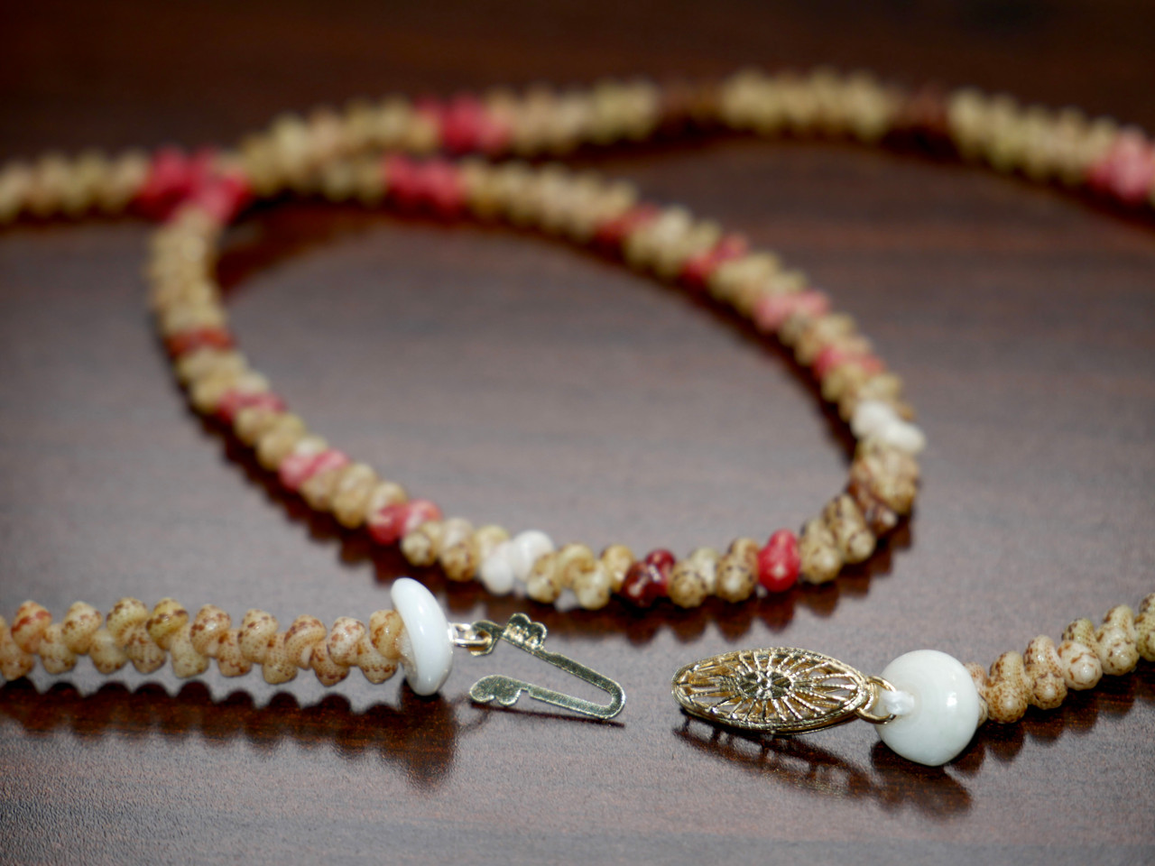 19 ¼" Single-Strand Niʻihau Kahelelani Shell Lei #924