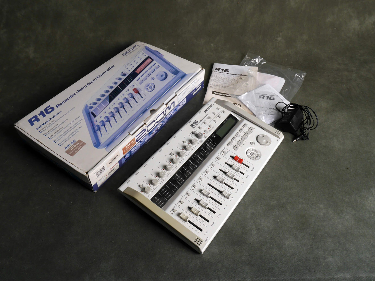 Zoom R16 Multitrack Recorder/ Audio Interface w/Box & PSU - 2nd Hand